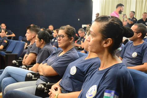 Mulheres da GCM passam pelo Tactical Rosa e são homenageadas