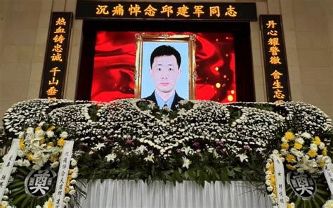 武汉50岁民警与嫌疑人搏斗时被捅刺身中15刀后牺牲 武汉市 辅警 民警 新浪新闻