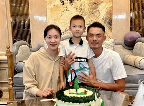 谢杏芳迎合林丹拍照，男方时时刻刻太自我，儿子长得漂亮像妈妈！照片显得气质