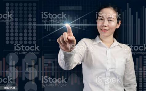 가상 화면을 만지는 미소 사업가 개념으로 비즈니스 스타트업 개념에 대한 스톡 사진 및 기타 이미지 개념 개발 개선