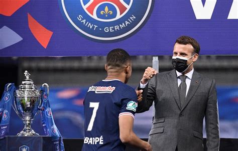 PSG Reste encore un peu Kylian Mbappé révèle comment Emmanuel Macron l a poussé à prolonger