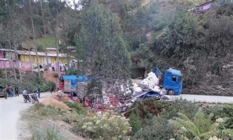 Tráiler cargado de papa sufre accidente en angosta vía