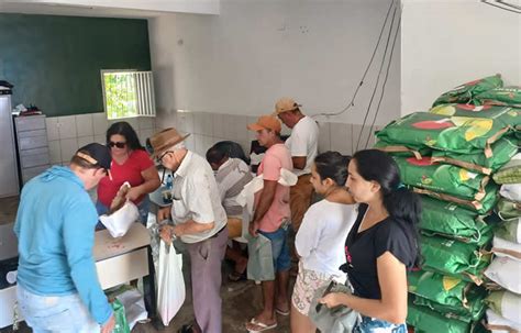 Prefeitura de Carrapateira distribui sementes de milho feijão e sorgo