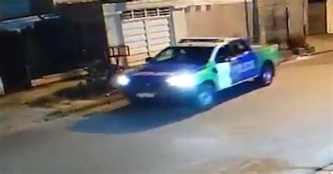 Suspendieron a los policías que fueron filmados intentando reventar un globo amarillo con el