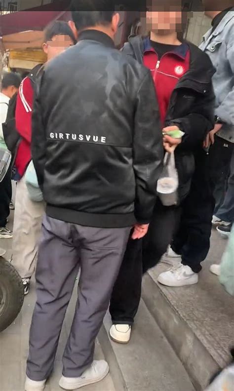 黄冈一老人在校门口多次用身体蹭女学生？学校：警方已介入澎湃湖北澎湃新闻 The Paper
