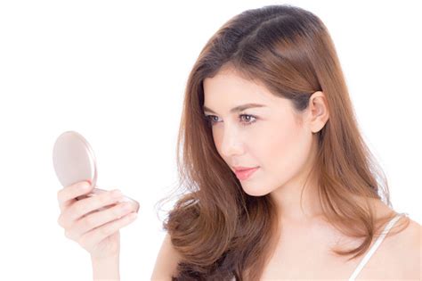 흰색 배경 웰빙 및 건강 관리 개념에 고립 된 얼굴 미소와 소녀의 뺨 메이크업 아름다움에 파우더 퍼프를 적용 하는 아름 다운 아시아 여자의 초상화 건강한 생활방식에 대한