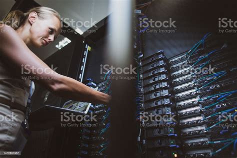 일상적인 유지 관리 점검 및 진단을 수행하는 작업 서버 랙 사이에 서 있는 It 엔지니어 데이터 센터에 대한 스톡 사진 및 기타 이미지 데이터 센터 엔지니어 여성