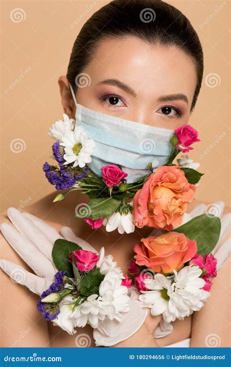 Aantrekkelijk Nude Aziatisch Meisje In Latexhandschoenen En Mondgezichtsmasker Stock Foto