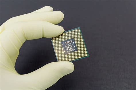 Cpu 컴퓨터 프로세서 마이크로 칩을 들고 꽉 노란 장갑을 끼고 손을 잡으십시오 Cpu에 대한 스톡 사진 및 기타 이미지