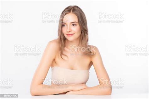 흰색 배경에 깨끗한 신선한 피부를 가진 아름다운 젊은 여성 얼굴 관리 얼굴 치료 화장품 아름다움과 스파 여성 초상화 25 29