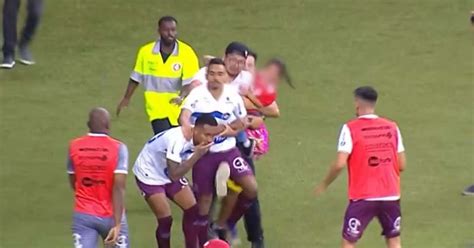 Torcedor que invadiu gramado a filha no colo é punido pela justiça