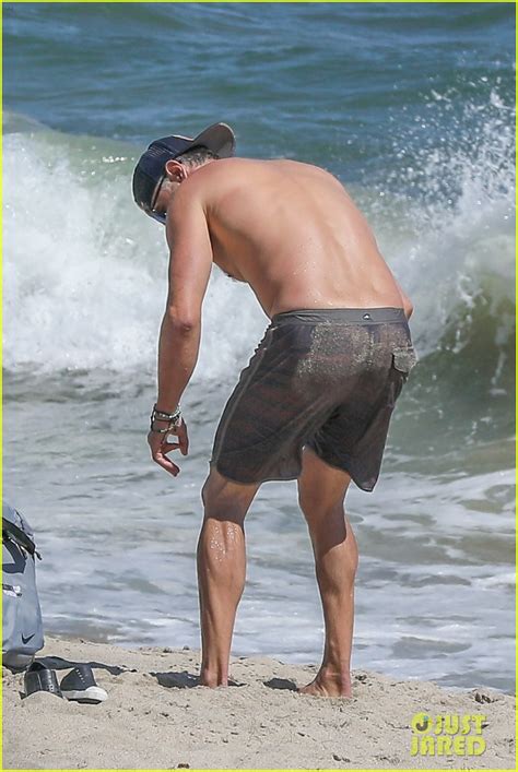 Photo Josh Duhamel Goes Shirtless For Day At The Beach 36 Photo