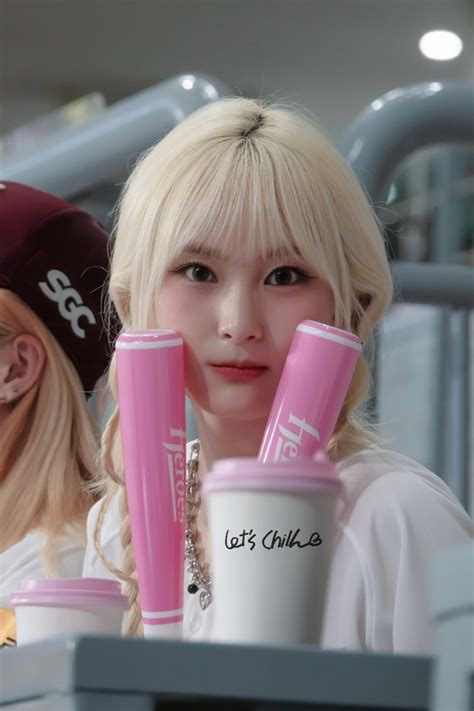 Nữ Idol Kpop Ngất Xỉu Do Bị Quả Bóng Chày Rơi Trúng đầu Tình Trạng
