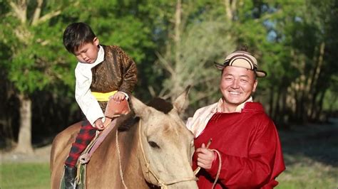 ХОТОЛ ОЛНООРОО САЙХАН НААДААРАЙ МОНГОЛ НААДАМ шүлэг Youtube