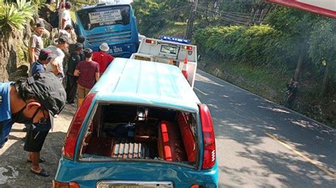 Brak Bus Doa Ibu Tabrak Angkot Biru Di Jalan Raya Puncak Diduga Rem