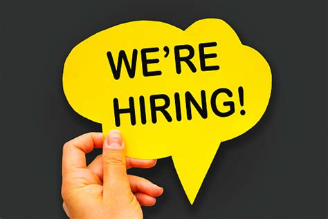 회색 배경 고립 된 이상 우리가 고용 하 고 개념으로 노란 종이 손 Cuted 연설 거품을 들고 손을 개념에 대한 스톡 사진 및 기타 이미지 Istock