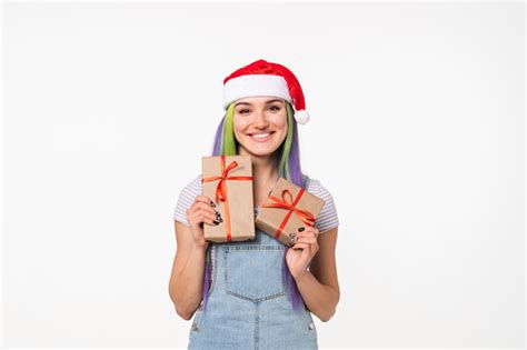 산타 클로스 빨간 모자에 행복한 쾌활한 젊은 백인 여성 소녀 축하 선물 들고 크리스마스 새해 흰색 배경에 고립 12월에 대한 스톡 사진 및 기타 이미지 Istock