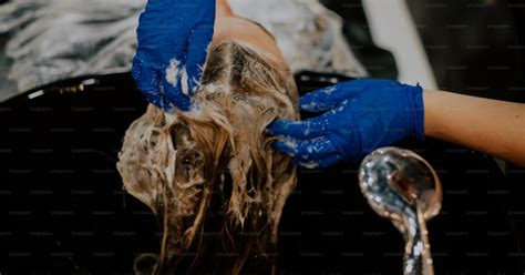 Foto Una Persona Con Guantes Y Un Guante Azul Sosteniendo Una Calavera