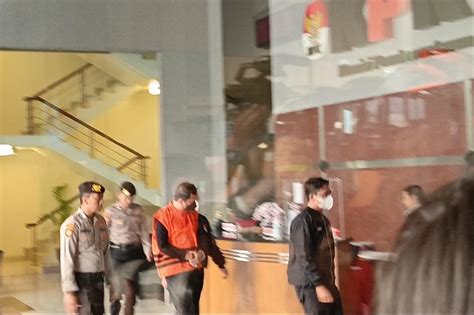 Usai Diperiksa Bupati Sidoarjo Gus Muhdlor Pakai Rompi Tahanan Kpk