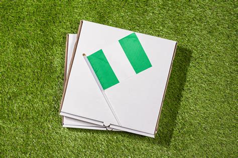 잔디에 나이지리아 플래그와 피자의 종이 상자입니다 개념 맨 위 보기 개념에 대한 스톡 사진 및 기타 이미지 개념 경관 기