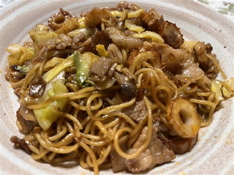 Kin On Twitter 中華麺とキャベツと竹輪とぶたを炒めてソースで味付けしたワシのオリジナル料理