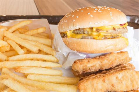 Burger 서빙함 치킨 프렌치 프라이와 함께 제공 0명에 대한 스톡 사진 및 기타 이미지 0명 2015년 갈색 Istock