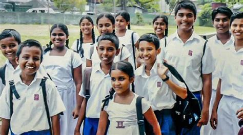 පාසල් සිසුන්ගේ පොත් බෑගයේ බර අඩු කිරීමට අමාත්‍යාංශයෙන් අලුත් වැඩක්