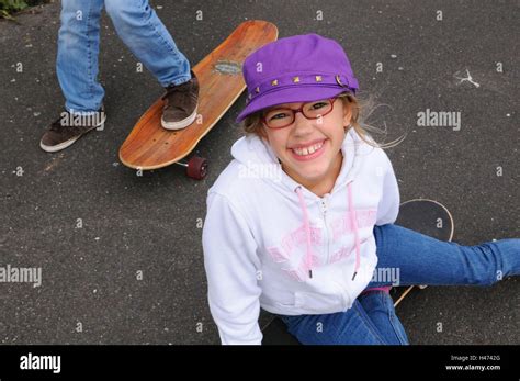 Mädchen Junge Skateboards Stehen Sitzen Pause Lächeln