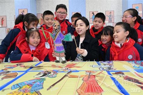 四川内江多彩皮影戏 快乐学非遗 人民图片网
