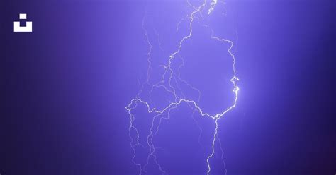 緑の背景に水滴の写真 Unsplashの夜の無料画像