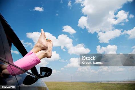 차 창 밖으로 튀어 나온 여자 발 차에 대한 스톡 사진 및 기타 이미지 차 파란색 풀 벼과 Istock