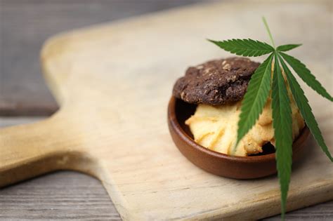 대마초 또는 마리화나 쿠키는 Cbd를 사용한 맛있는 수제 쿠키입니다 그리고 잎사귀 장식 약용 식용 의료용 마리화나 치료 대마초는 녹색 약초 건강 맛있습니다 0명에 대한 스톡