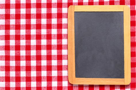음식 조리법 템플릿 빨간색 흰색 체크 테이블 보에 빈 나무 블랙 보드 당신의 음식과 제품 디스플레이 몽타주를 위해 공간을