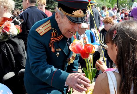 Дети дарят цветы картинки картинки и рисунки на