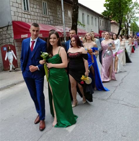 FOTO Srećno Maturanti u Gacku ispraćeni aplauzom Hercegovina Press