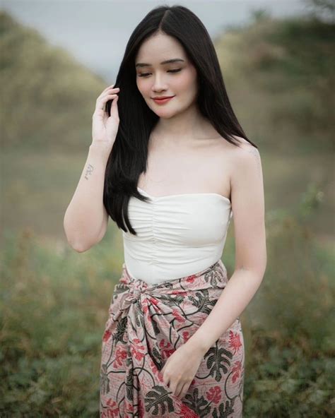 9 Gaya Berkain Ala Fanny Soegi Styling Kebaya Lebih Menawan