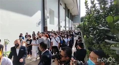 峇冬加里营地土崩 许氏一家三口举殡 一家三口的许国文、妻子方彩依和女儿许善雅的灵柩在今早9时30分，从吉隆坡生命馆举殡，将送到沙亚南