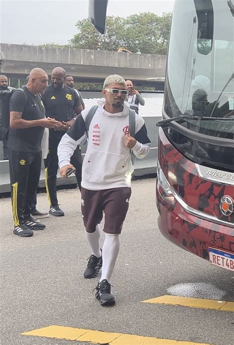 Após polêmica Gabigol surge de novo visual atacante raspou a barba e