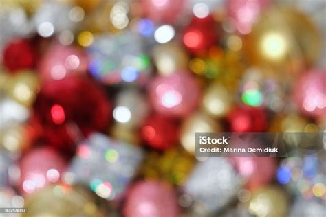 크리스마스 장식품이 배경 회전의 초점을 흐리게 했습니다 반짝이 크리스마스 트리 장식 항목 회전을 닫습니다 흐릿한 배경 새해 화려한 많은 반짝이는 크리스마스 싸구려 공 및