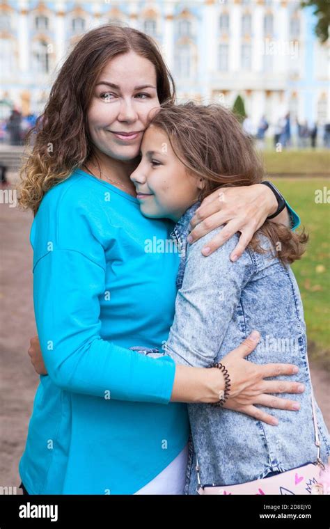 Mère Embrassant Sa Fille Fille De Préadolescence Avec Sa Mère Debout