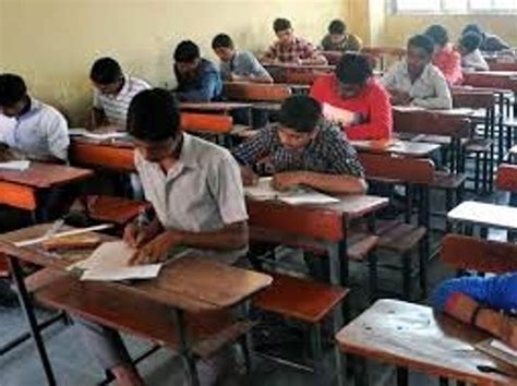 8th Paper Handed Over To 5th Students Paper Delayed 5वीं के छात्रों