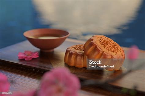 문 케이크 빨간 배경 아시아 전통 축제 중앙가 축제에 중국 전통적인 Festival3d 렌더링입니다 달 케이크에 대한 스톡 사진 및 기타 이미지 Istock