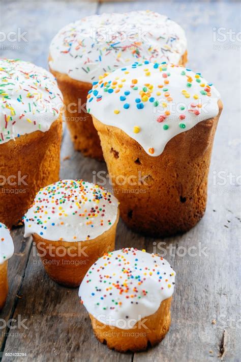 여러 Kulich 전통적인 러시아 부활절 빵 머 랭 및 다채로운 뿌리 3가지 개체에 대한 스톡 사진 및 기타 이미지 3가지