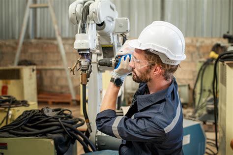 엔지니어 공장 산업은 산업 제조 개념을 위해 자동화 제어 시스템 로봇에 의해 강철 전기를 용접하기 위한 용접 로봇의 안전 유니폼