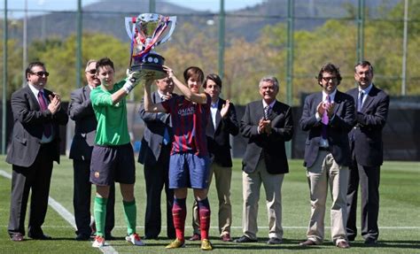 El Barça Femenino recibe el trofeo que le acredita como campeón de liga