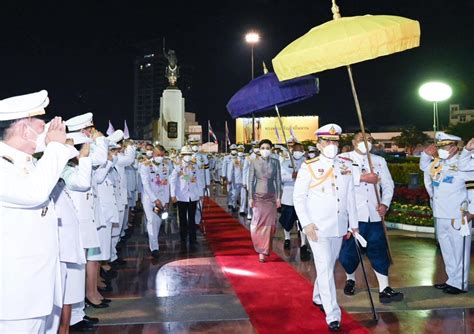 Photo Gallery ในหลวง พระราชินี ทรงวางพุ่มดอกไม้ถวายราชสักการะ เนื่องใน