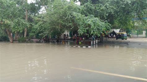 Delhi Yamuna Floods दिल्ली में बाढ़ का खतरा फिर बढ़ा खतरे के निशान के