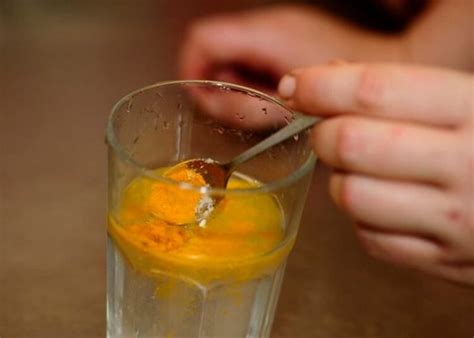 რატომ და როგორ უნდა მივირთვათ კურკუმიანი წყალი ყოველ დილას