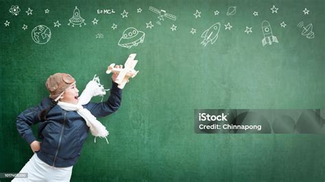 혁신적인 과학 기술 공학 수학 줄기 교육 및 유니버설 어린이 날 개념 영감 세계 학습에 파일럿 의상과 상상력 꿈에서 아이 아이에 대한 스톡 사진 및 기타 이미지 Istock