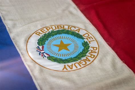 파라과이 국기의 클로즈업 이미지 국가 상징과 Republica Del Paraguay가 새겨진 이미지 빨간색 흰색 파란색의 생생한 색상은 국가의 정체성을 상징합니다 0명에